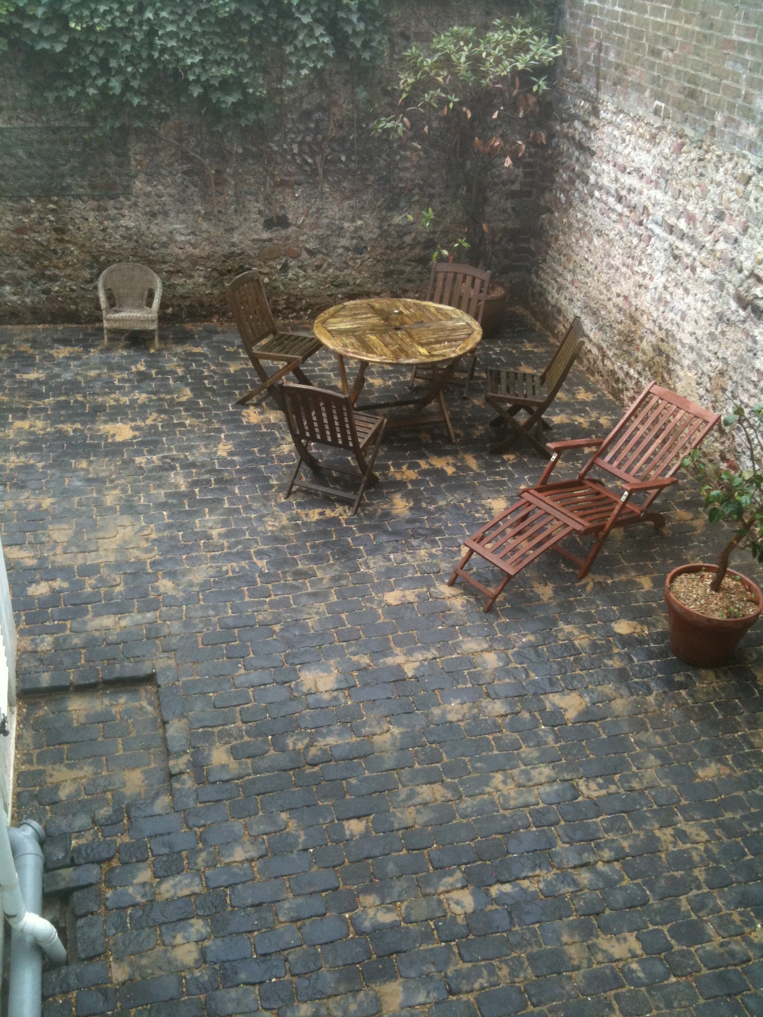 Full makeover using cobblestone paving for a walled courtyard garden ...